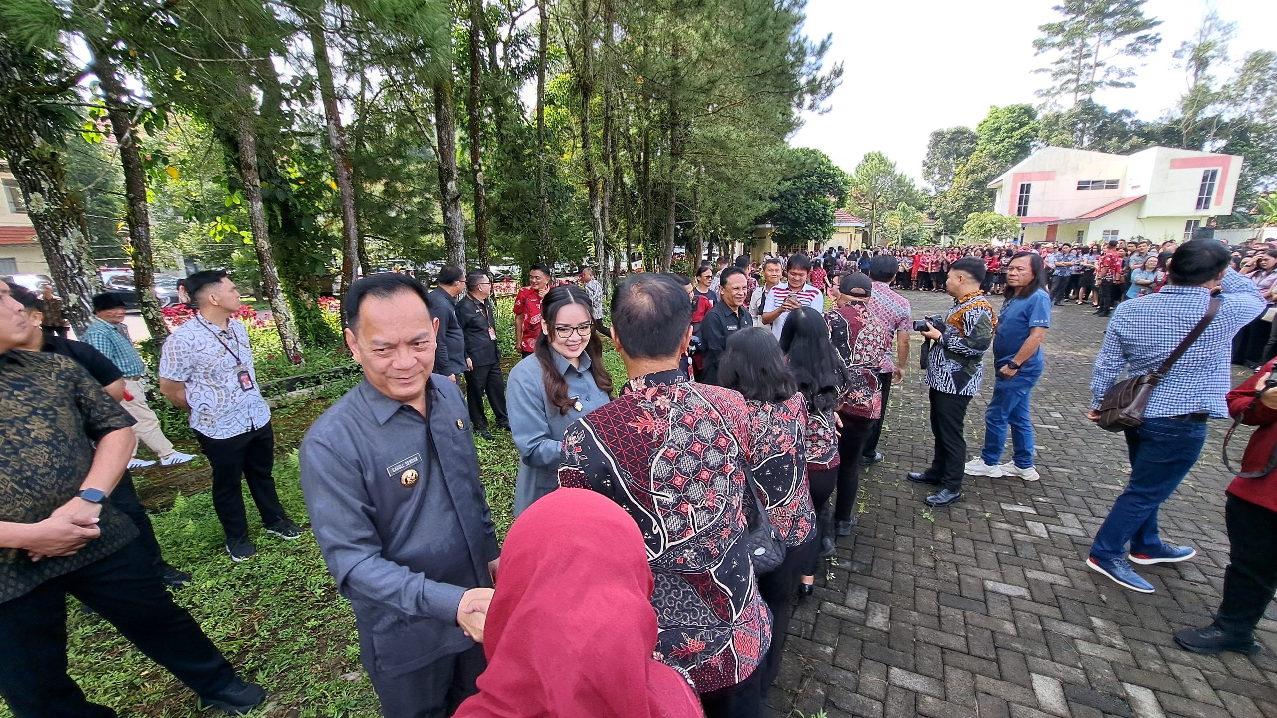 Semprot ASN Tak Gunakan Name Tag, Walikota Caroll “Warning” ASN Tak ...